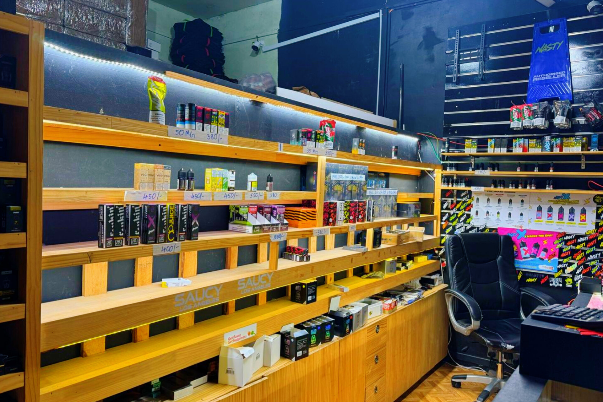 Police Raid Malé Vape Hotspots, Arrest One, Seize Dozens of Devices ...